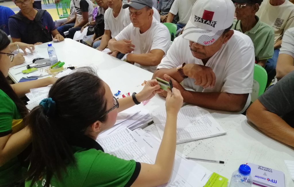 686 Kapampangan farmers receive cash loans from Land Bank