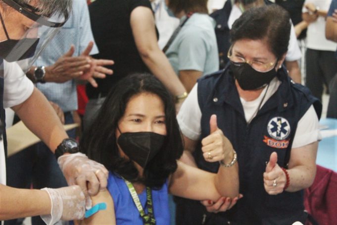 JBL hospital chief gets first Sinovac jab in Pampanga - Punto! Central ...