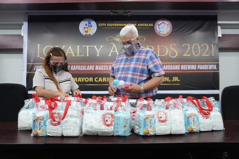 AC gov’t distributes ‘buntis kits’ to 888 Angelena mothers - Punto ...