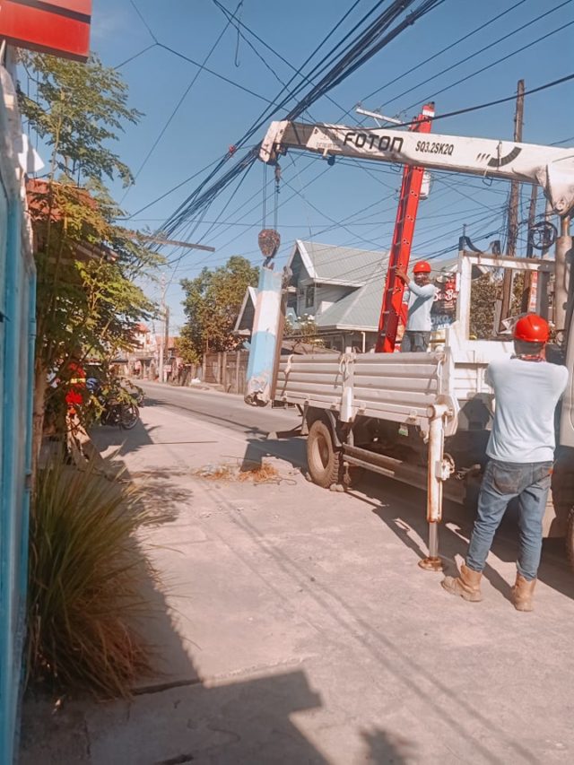 PLDT acts on damaged utility pole - Punto! Central Luzon