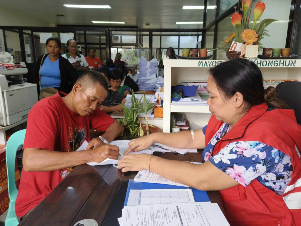 DSWD nagbigay ng tulong sa mga biktima ng insidente malapit sa Bajo de Masinloc - Punto! Central ...