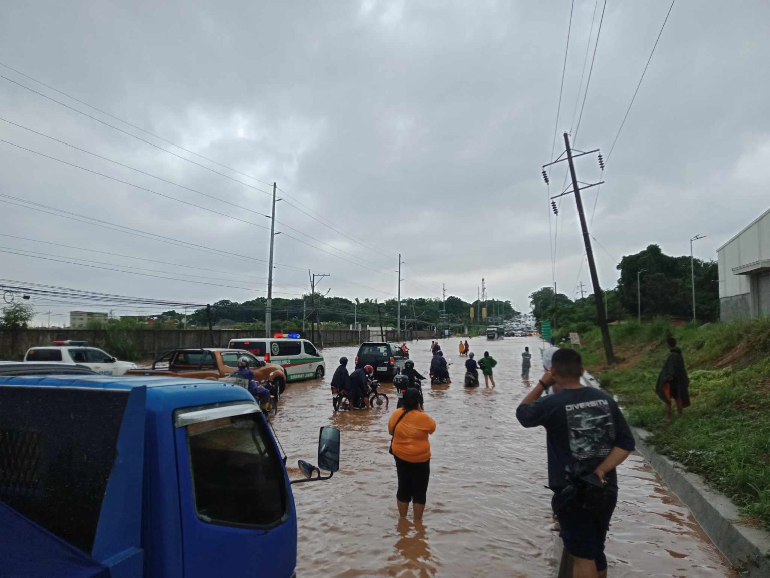 Flash flood hits portions of Bataan hi-way - Punto! Central Luzon
