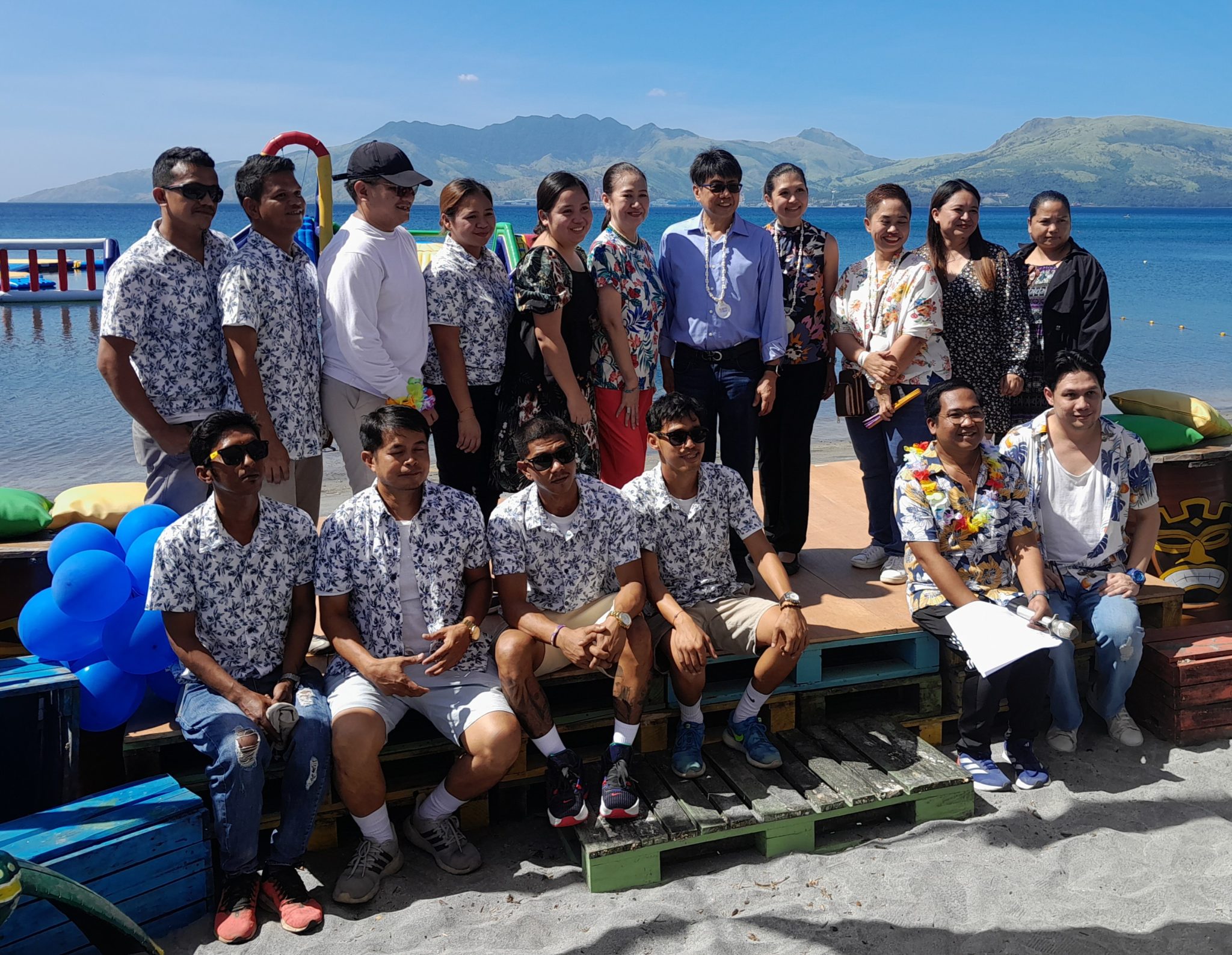 The Floaters inflatable park opens - Punto! Central Luzon