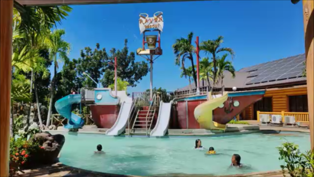 Magaganda at malaking slides sa resort dinarayo , Punto! Central Luzon