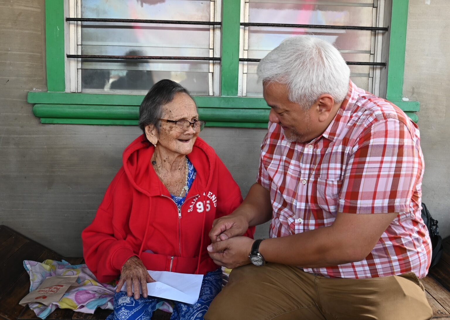 Cong Pogi reaches out to Magalang elderly - Punto! Central Luzon