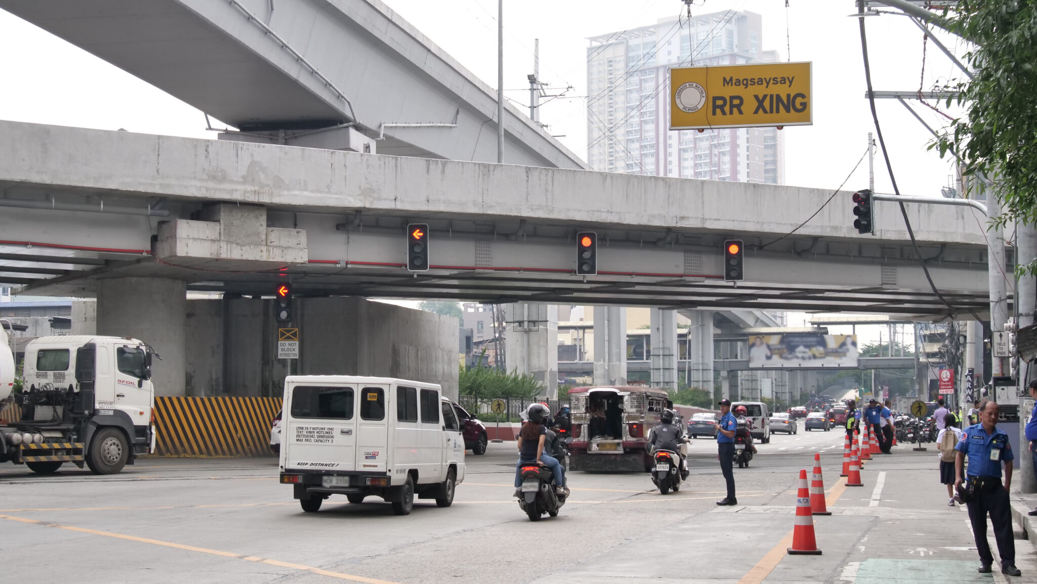 NLEX and MMDA install modern traffic signal lights at NLEX Connector ...
